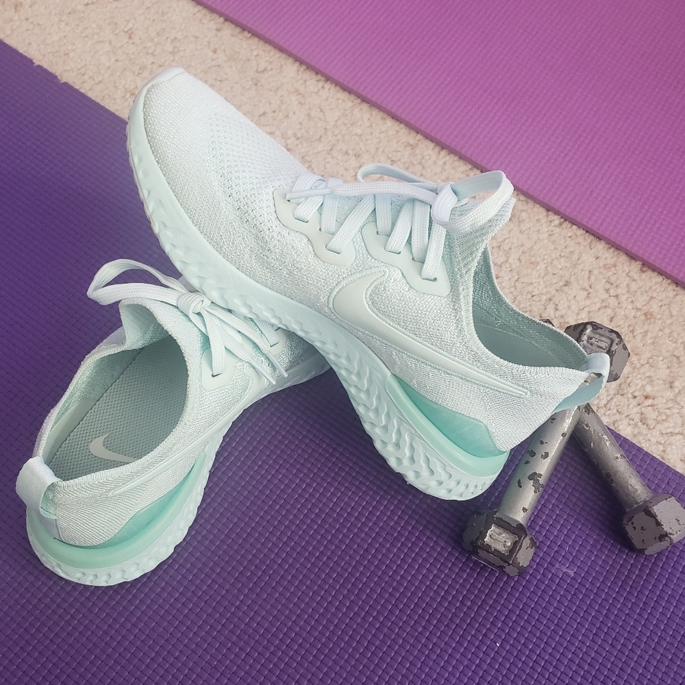 Nike React Woman Tennis Shoes 7.5 - Gem